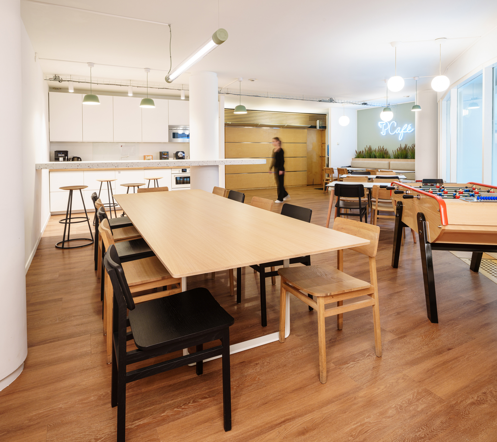 Aménagement des open spaces, salles et bulles de réunions, cafétéria ...