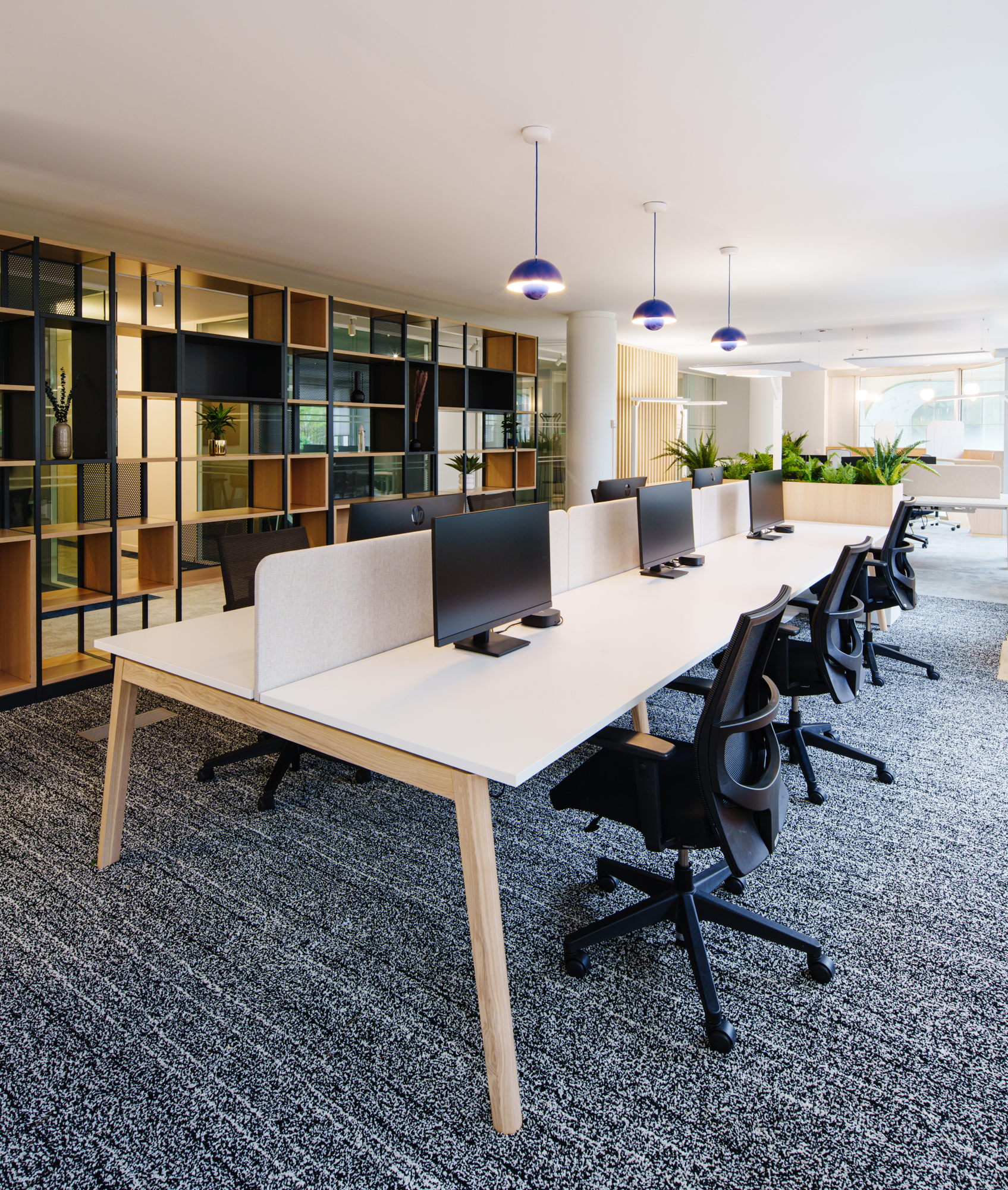 Aménagement des open spaces, salles et bulles de réunions, cafétéria ...